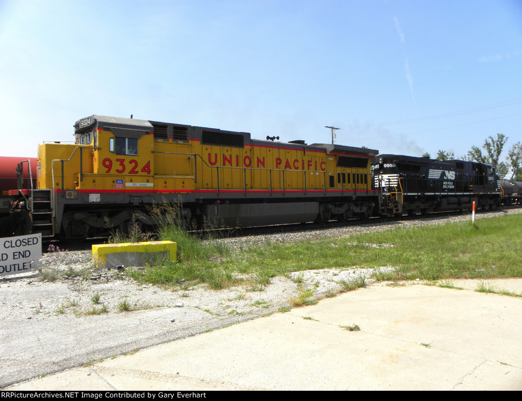 NS 9955 and UP 9324 (leased to NS)